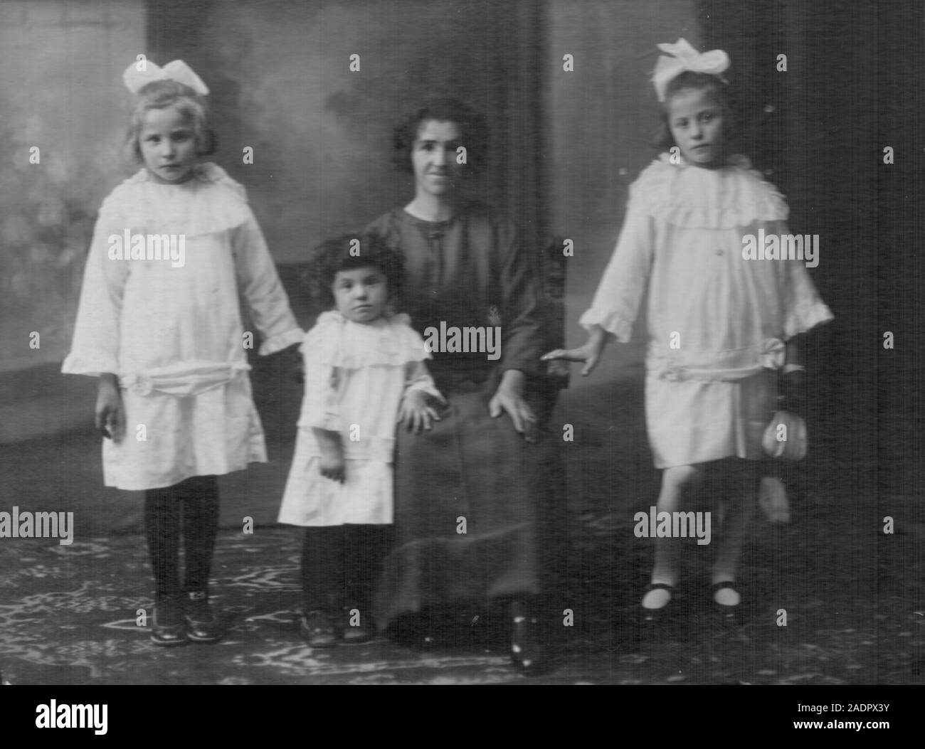Portrait 19th century family photo hi-res stock photography and images ...