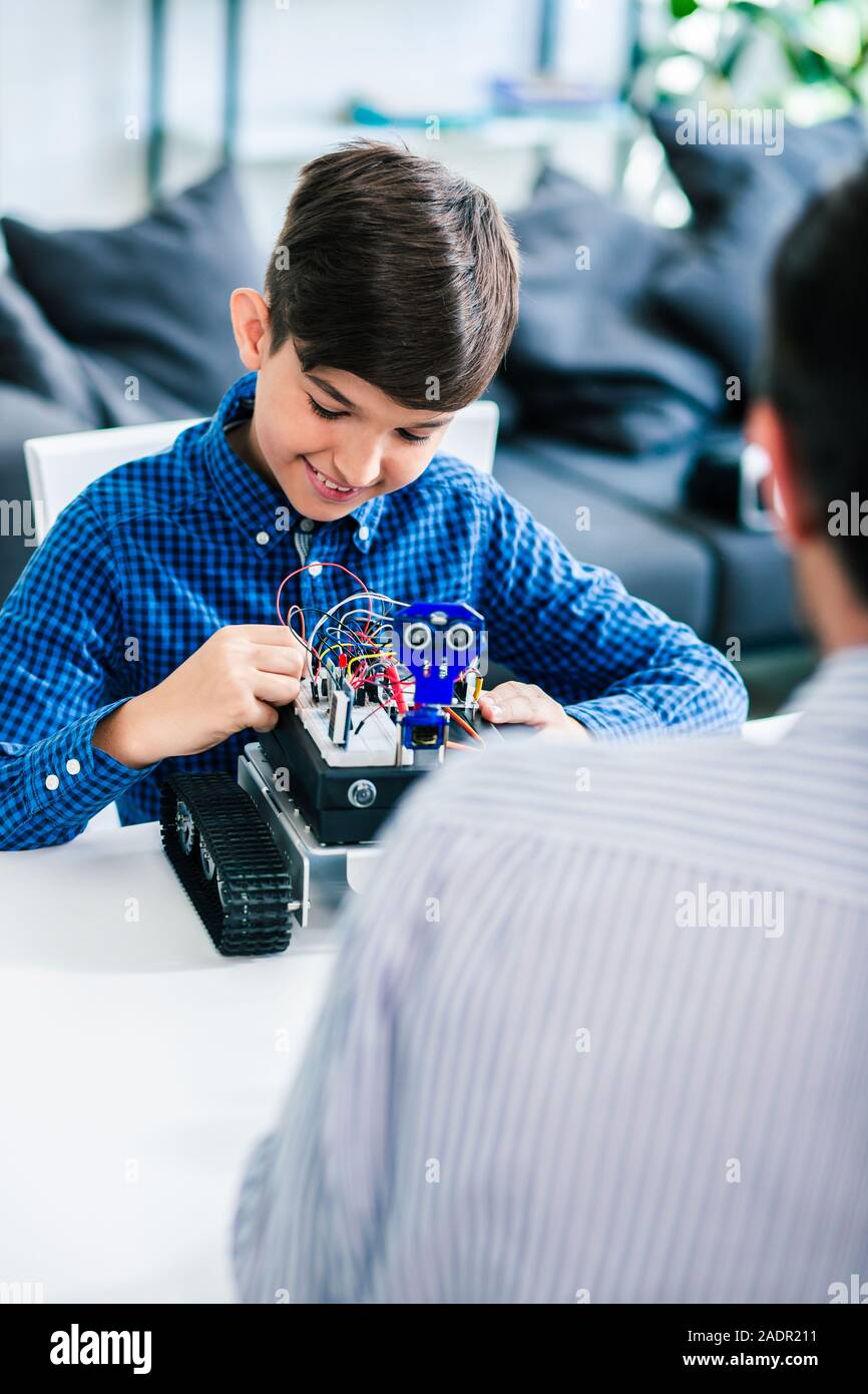 Smart kids with robot hi-res stock photography and images - Alamy