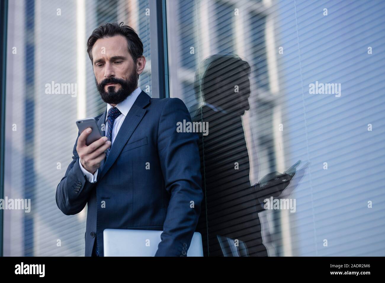 Leaning against glass hi-res stock photography and images - Alamy