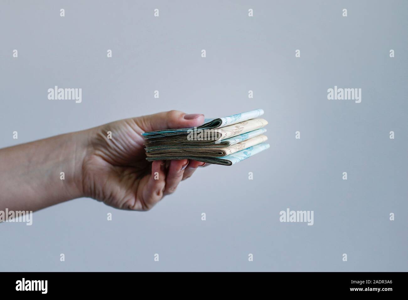 Hand holding note money hi-res stock photography and images - Alamy