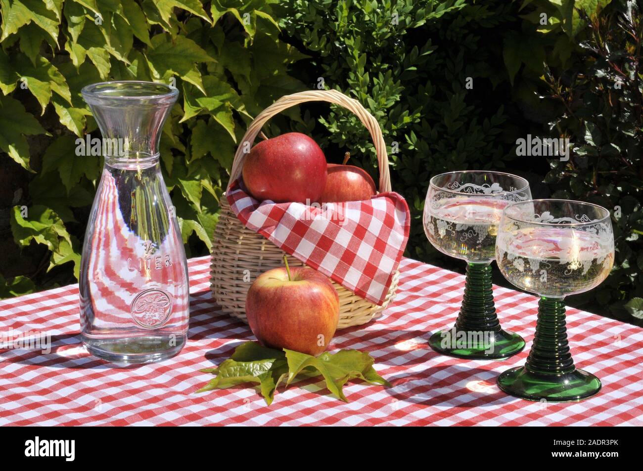 Wien, beim Heurigen, Stillife Stock Photo - Alamy