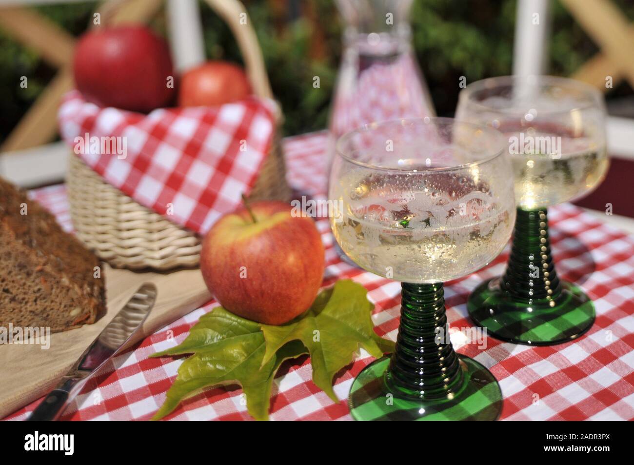 Wien, beim Heurigen, Stillife Stock Photo - Alamy