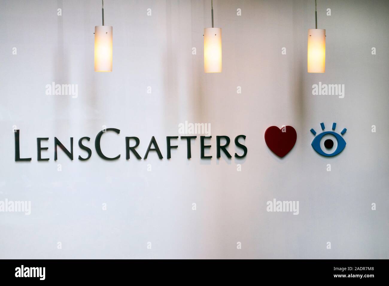 Lens crafters store hi-res stock photography and images - Alamy