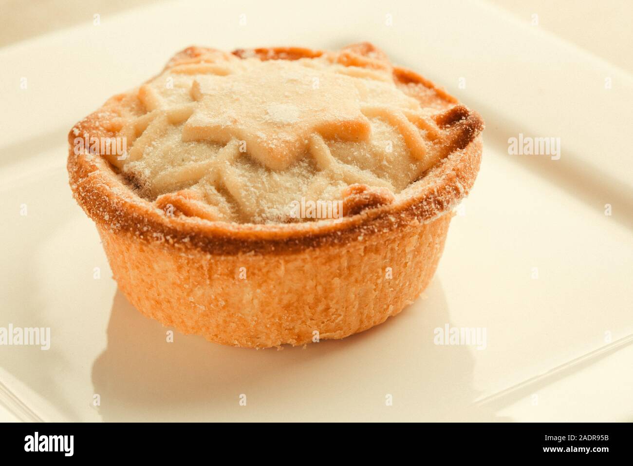 Delicious mince pie with icing sugar on the top Stock Photo - Alamy