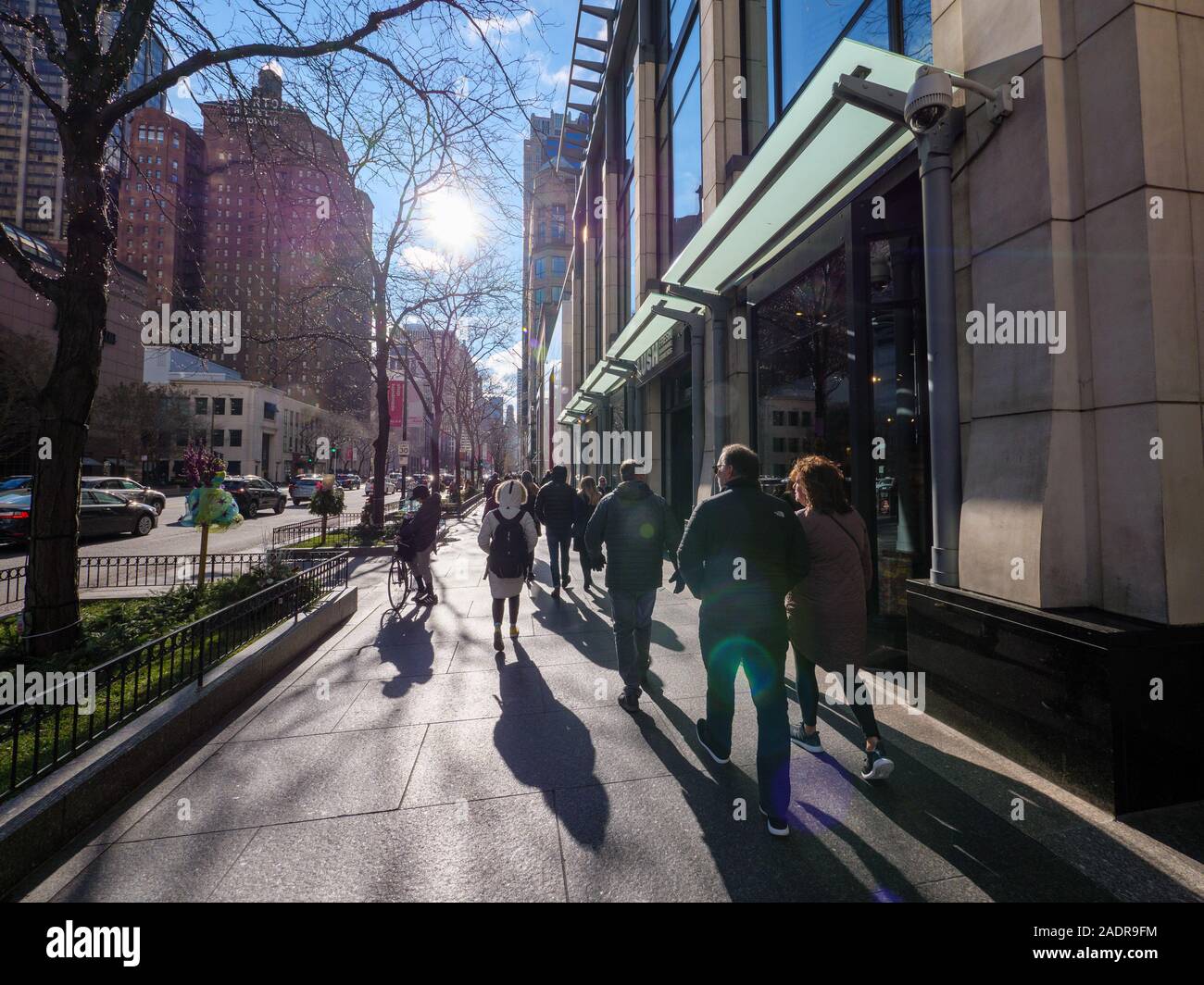 Chicago shoppers hi-res stock photography and images - Alamy