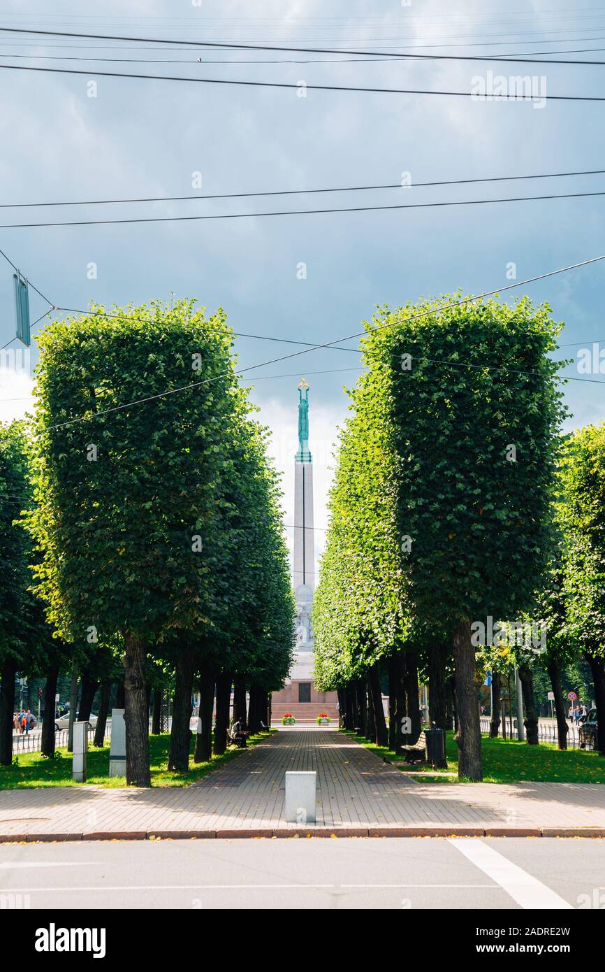 Monument tree trees park hi-res stock photography and images - Alamy