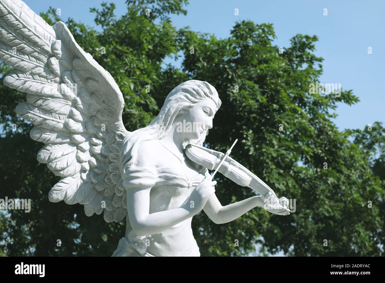 Roman female angel statue hi-res stock photography and images - Alamy