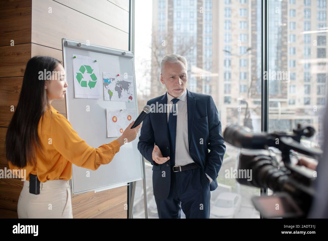 Young tv reporter with microphone hi-res stock photography and images ...