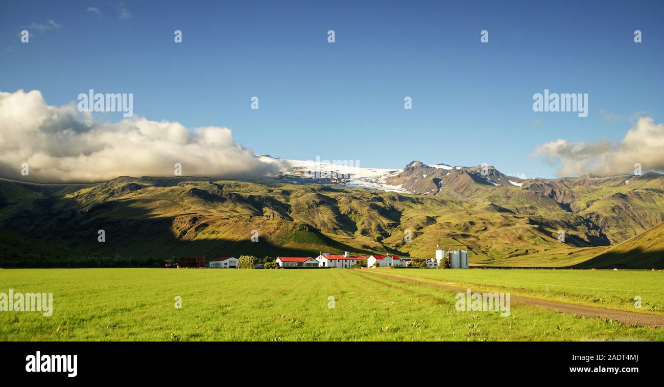 Iceland eruption farmer hi-res stock photography and images - Alamy