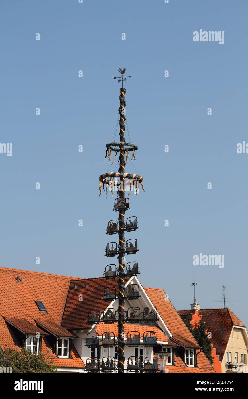 Decorated may pole hi-res stock photography and images - Alamy