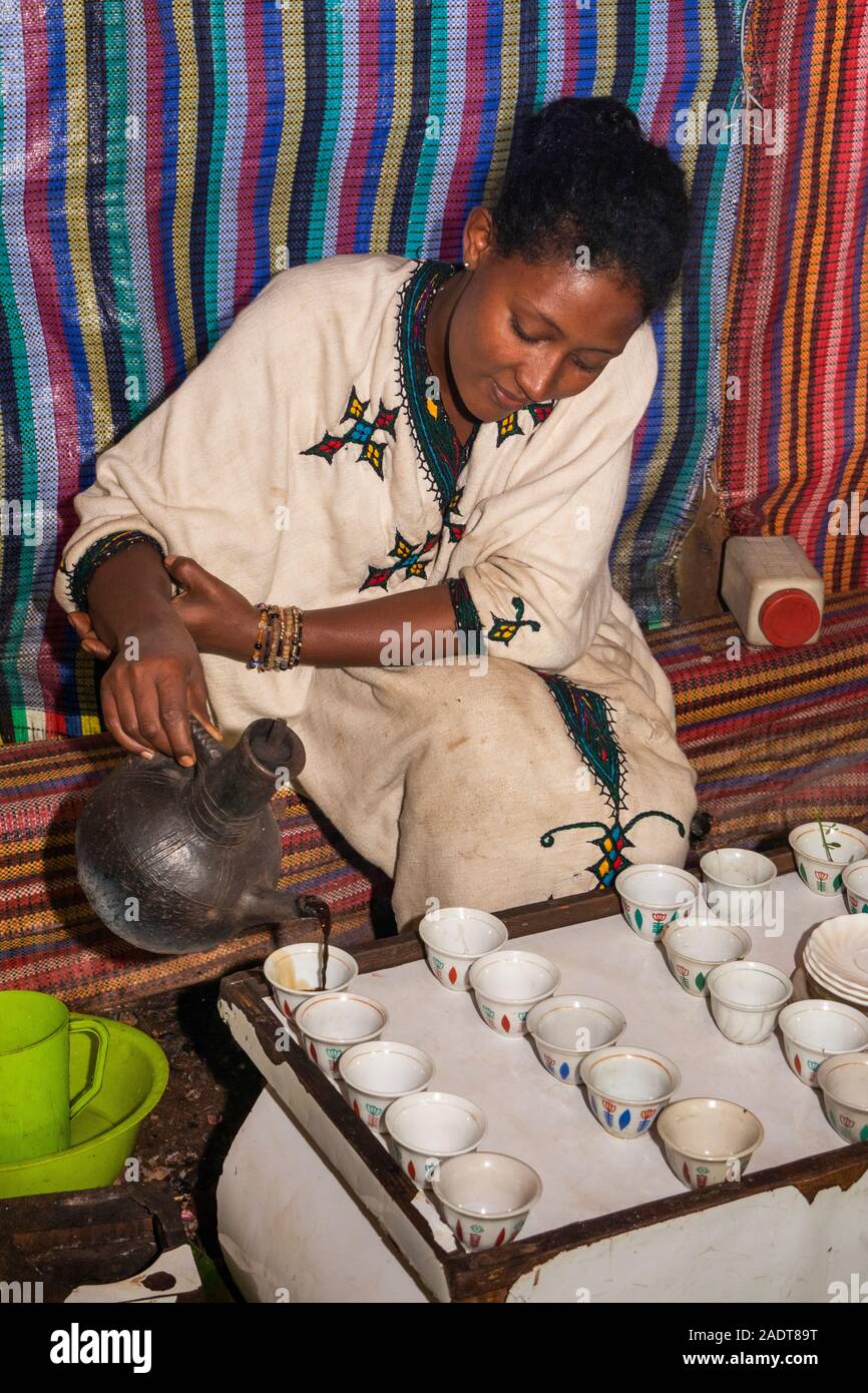 Ethiopian woman serving coffee coffee hi-res stock photography and ...