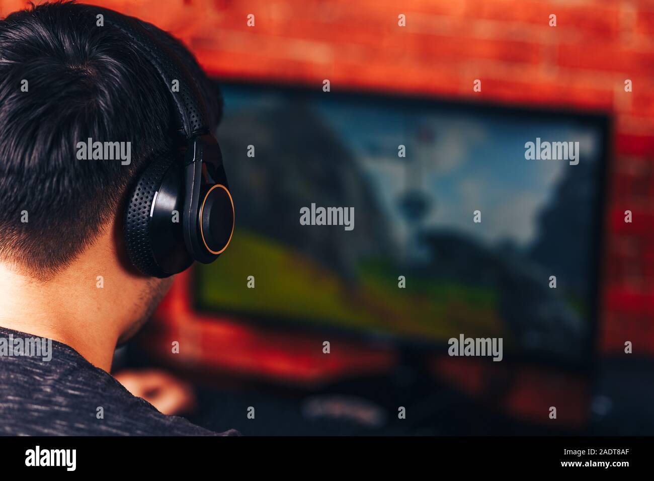 Man only on computer game hi-res stock photography and images - Alamy