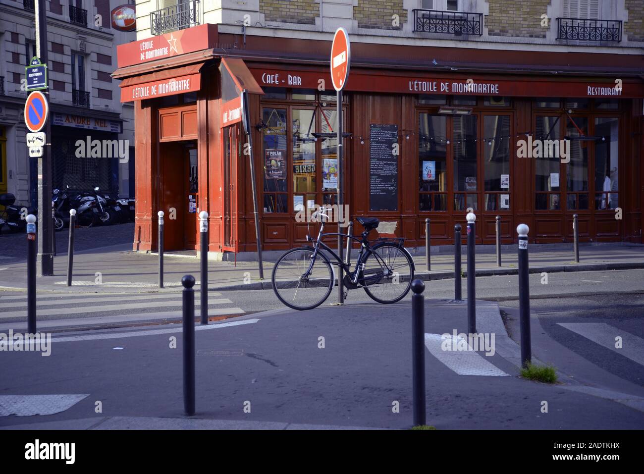 Old paris cafe front view hi-res stock photography and images - Alamy