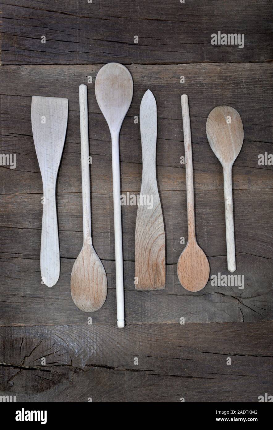 top view on rustic wooden spatula and spoons arranged on a plank Stock ...