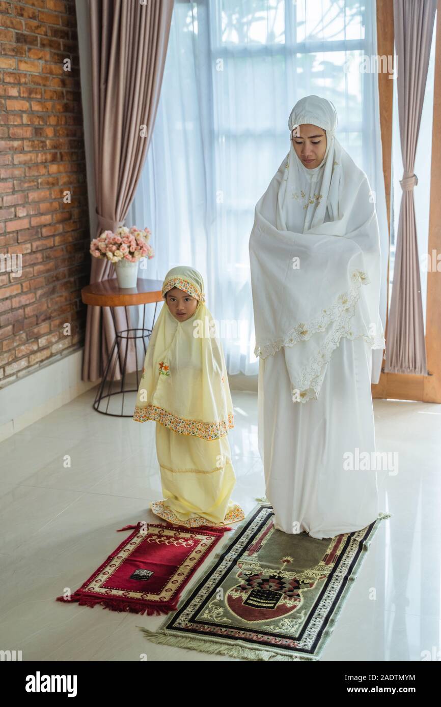 muslim child learn how to pray Stock Photo - Alamy