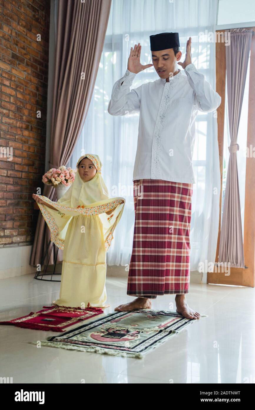 muslim man with her daughter praying Stock Photo - Alamy