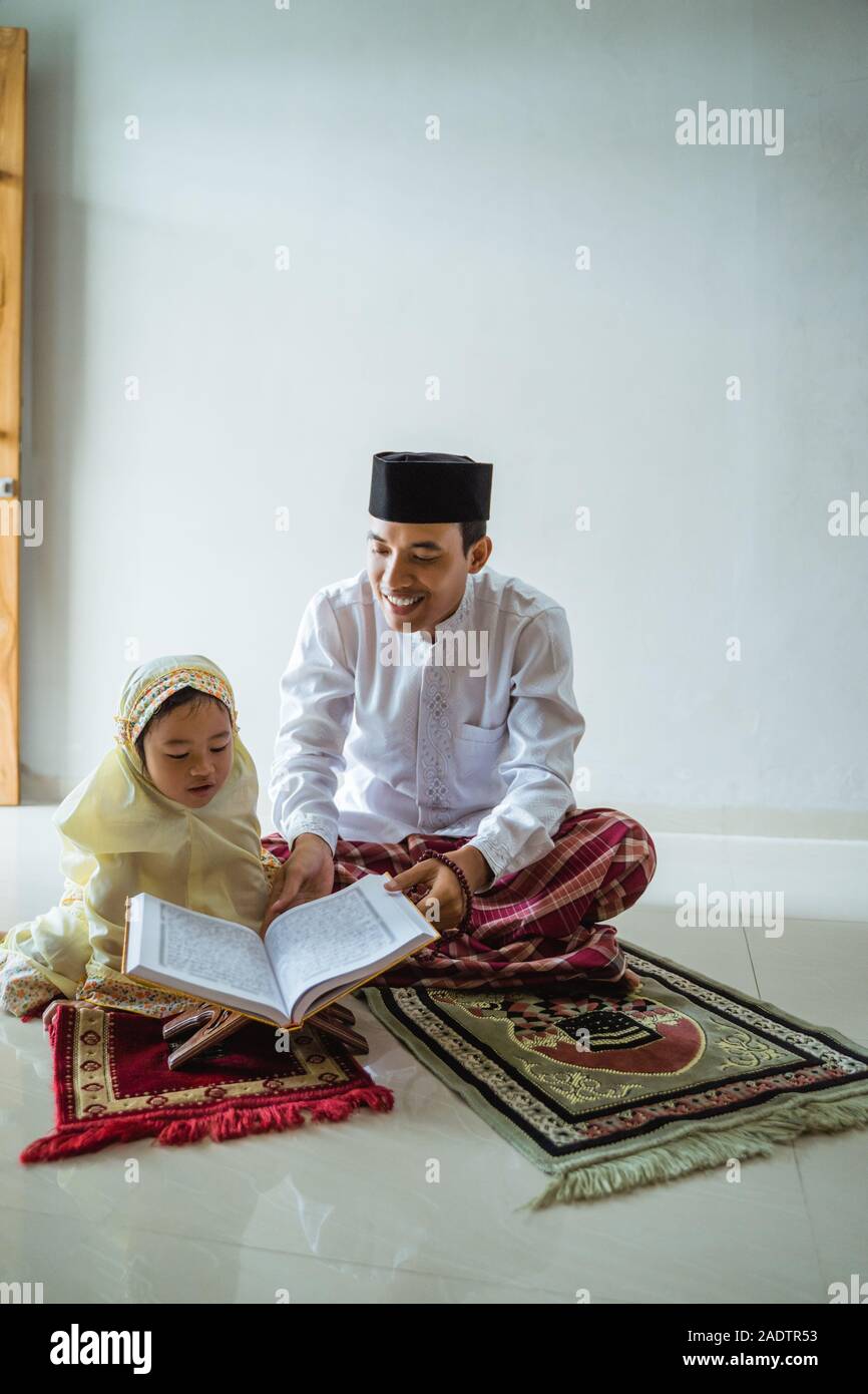 muslim father and daughter pray together Stock Photo - Alamy