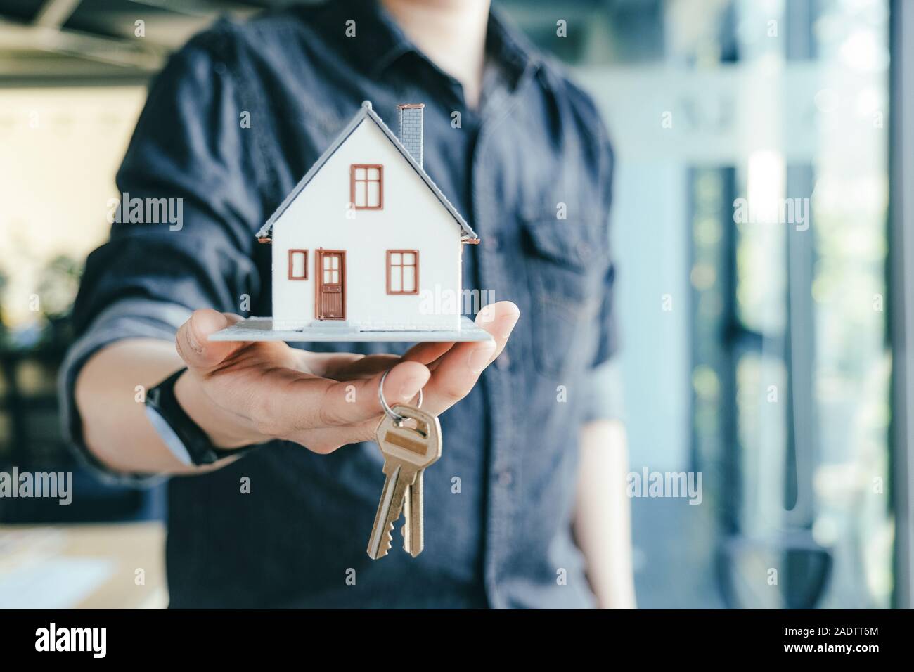 Real estate broker residential house rent listing contract. Offer of ...