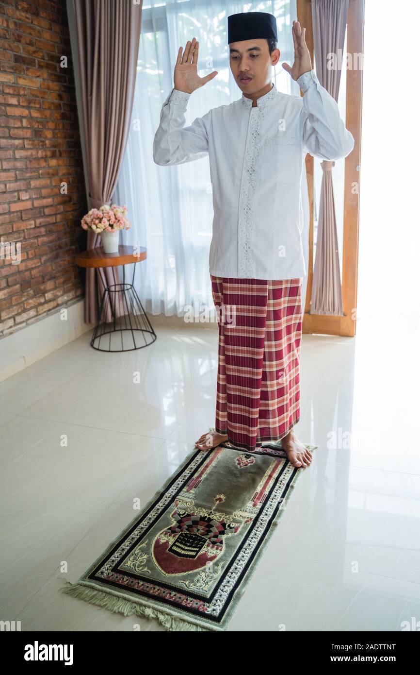 asian muslim man solat and takbir Stock Photo - Alamy
