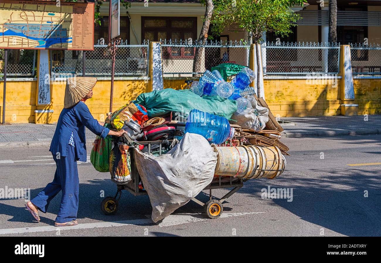Female pushing handcart hanoi hi-res stock photography and images - Alamy