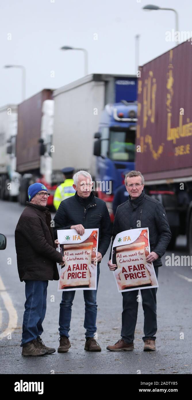 Beef farmers block the entrance and exit to an Aldi Ireland ...