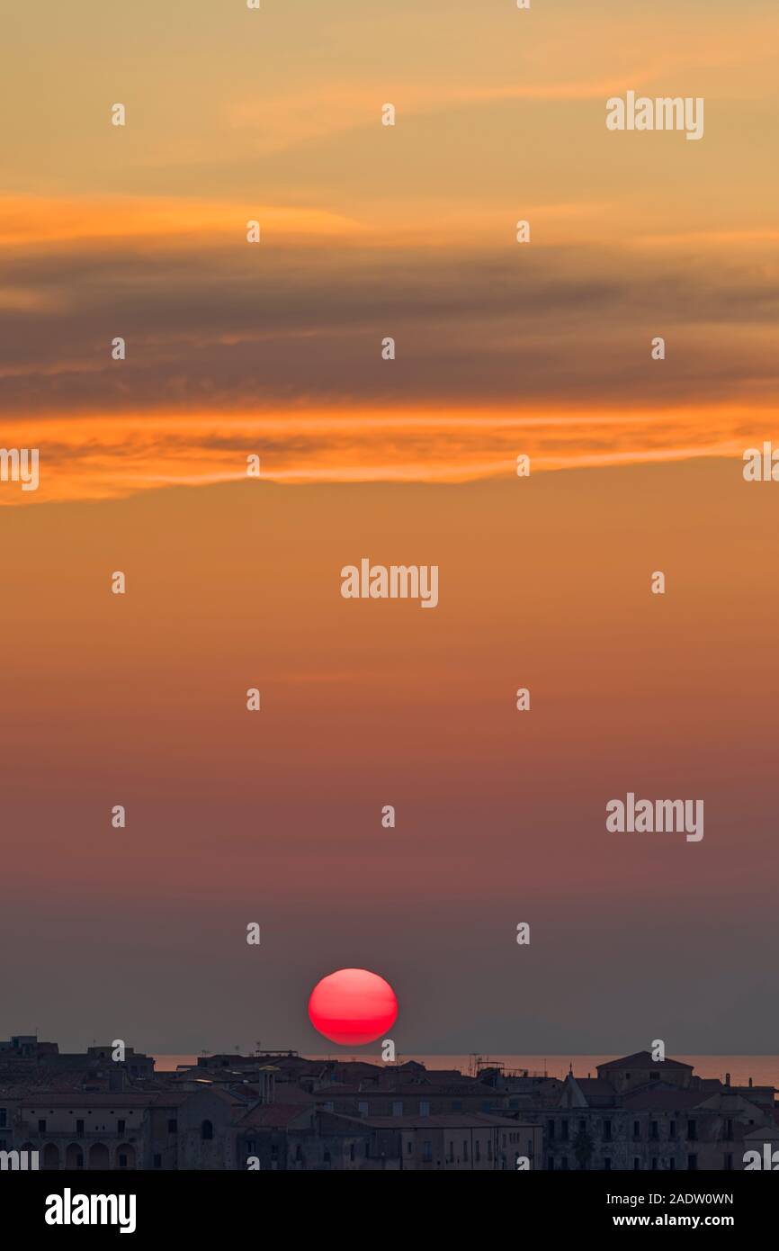 Big red sun hi-res stock photography and images - Alamy