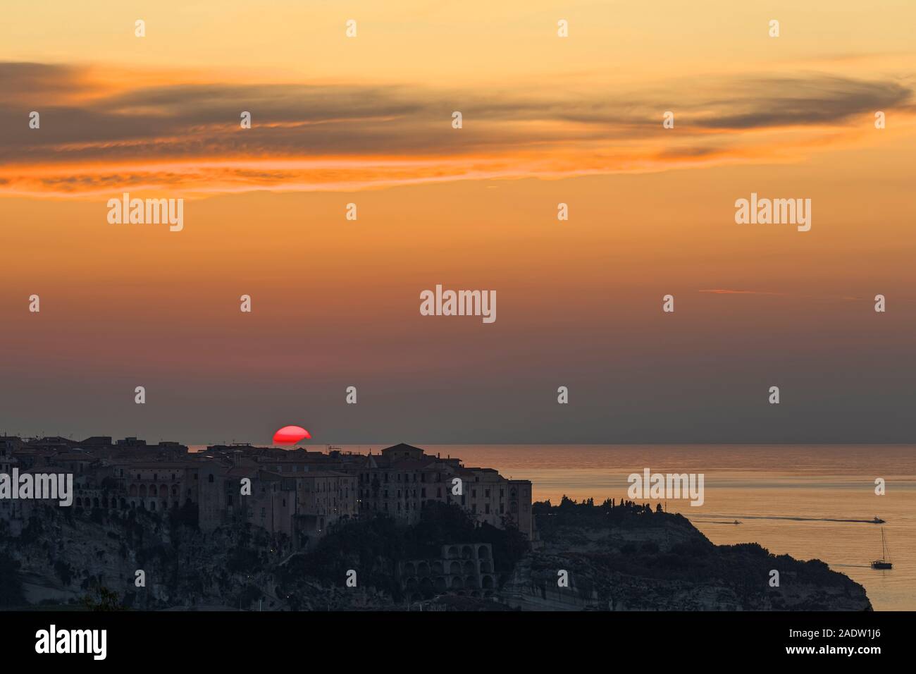 Beautiful big sunset above horizon hi-res stock photography and images ...