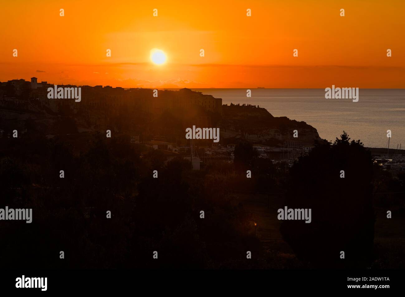 Sun just visible above horizon hi-res stock photography and images - Alamy