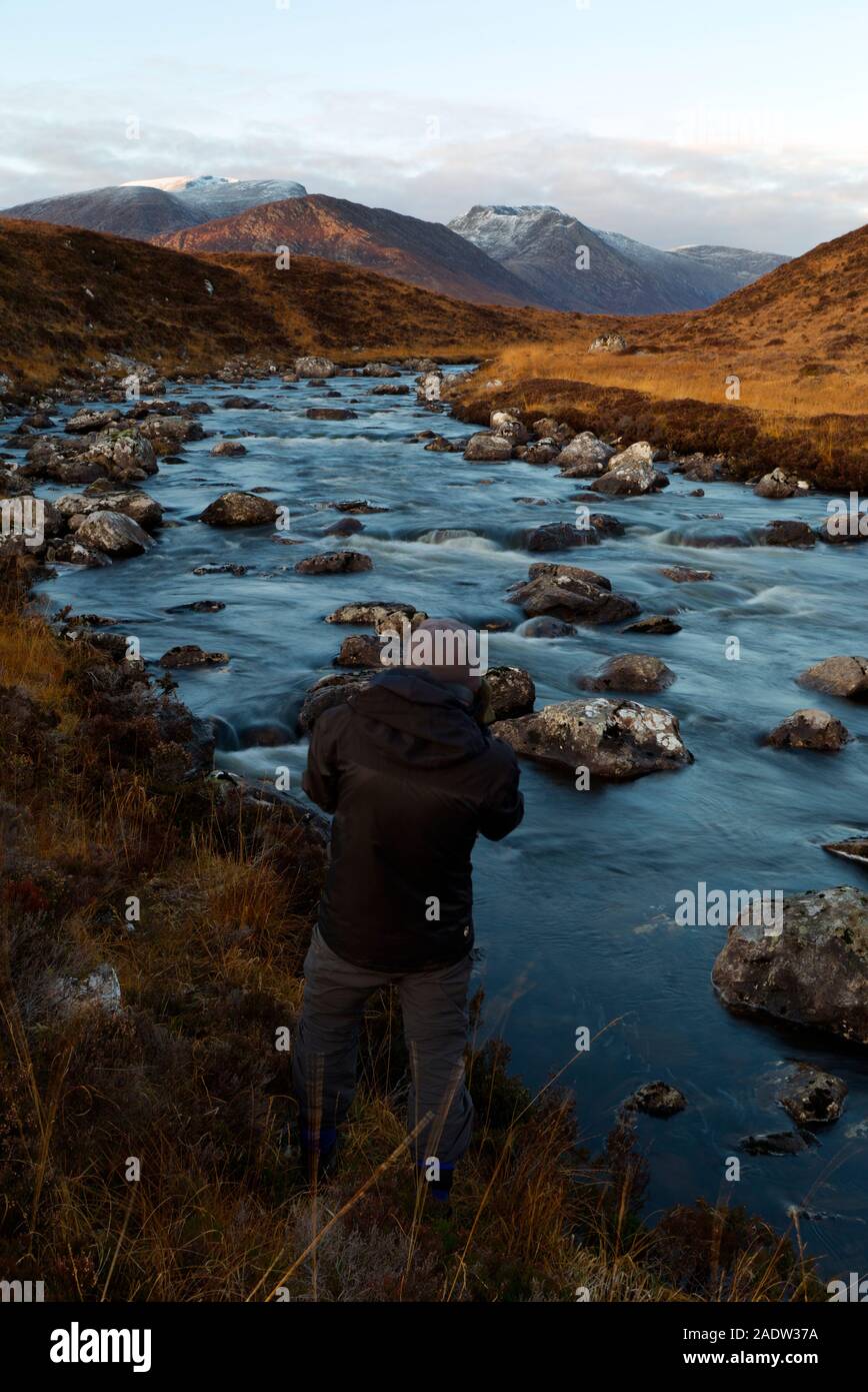 Man taking landscape photograph hi-res stock photography and images - Alamy