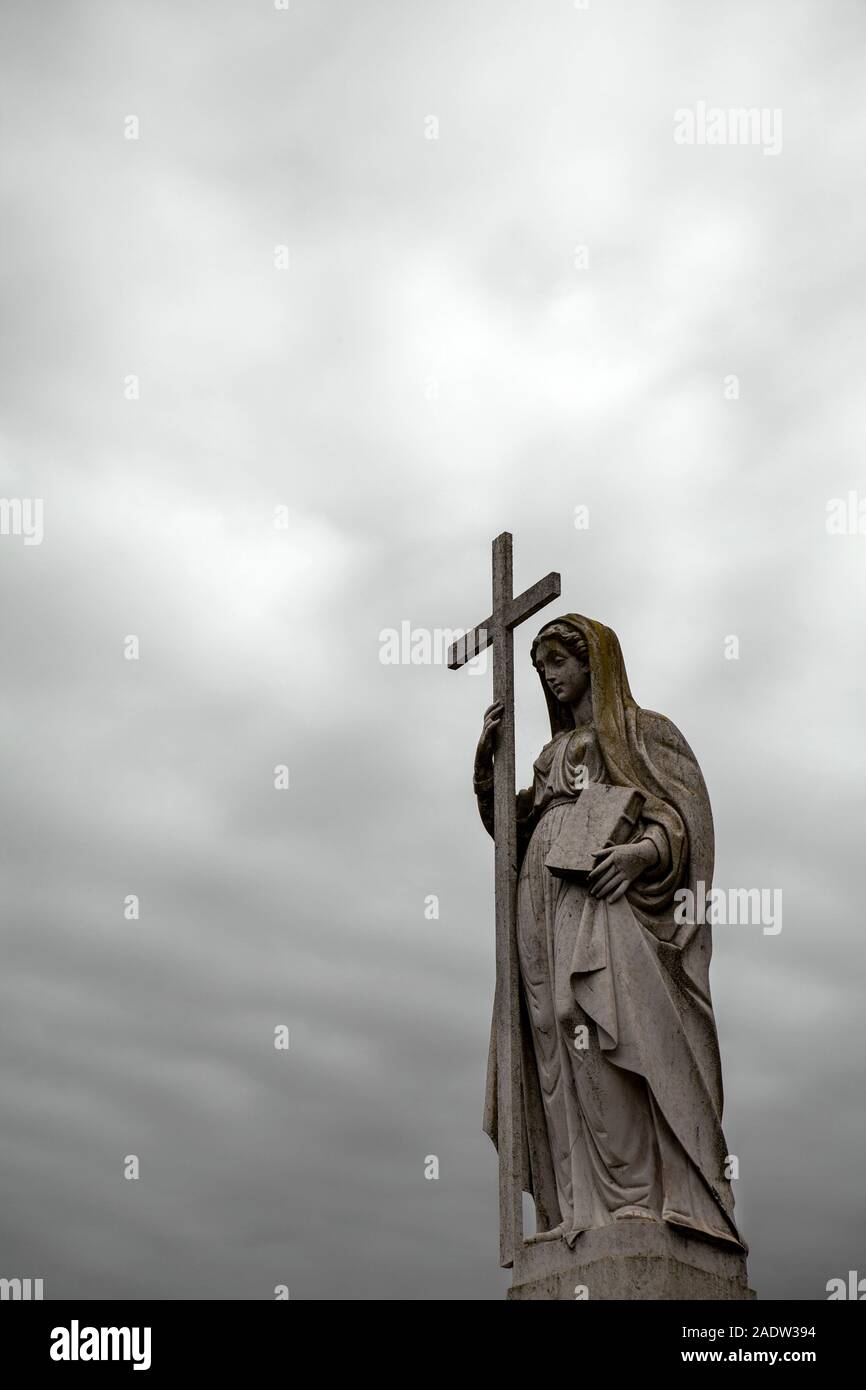 Female statue cemetery hi-res stock photography and images - Alamy