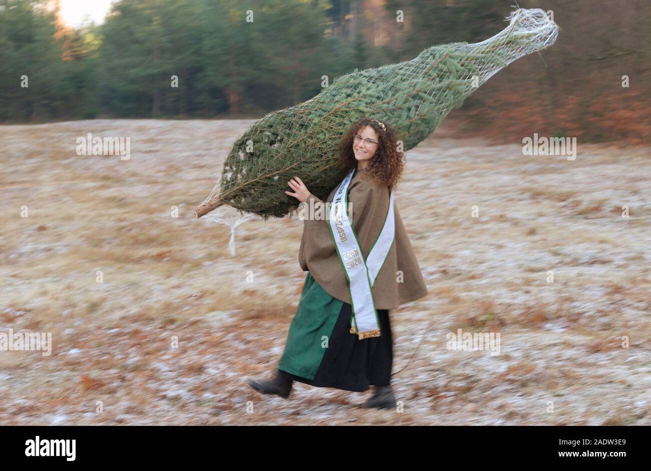 05 December 2019, Saxony, Flöha: Sarah-Louise Hetzel, Saxon forest ...