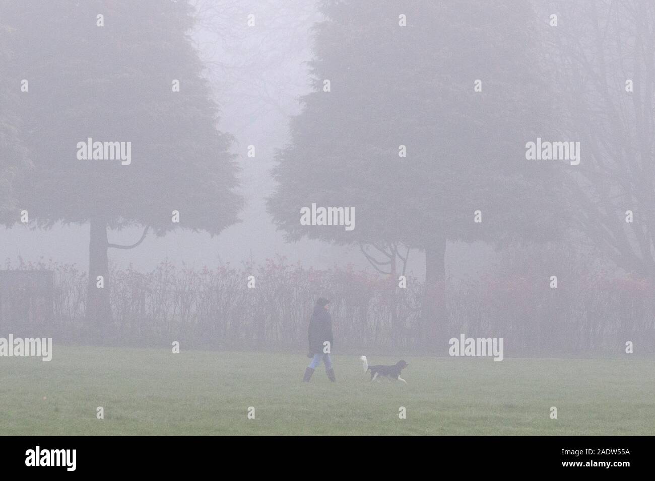Chippenham,Wiltshire, UK. 5th Dec, 2019. As foggy weather continues to ...