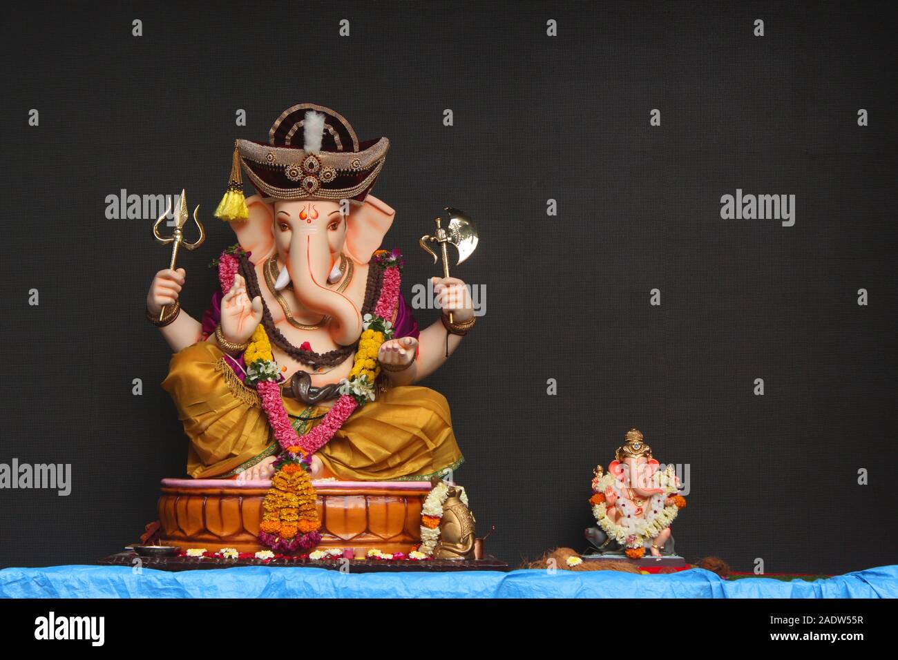 Lord Ganesh statues during Ganesh festival, Kasba Peth, Pune ...