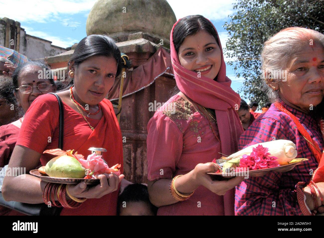 TWO WOMEN LINED UP WITH OFFERINGS TO THE GODDESS VISHNU Stock Photo - Alamy