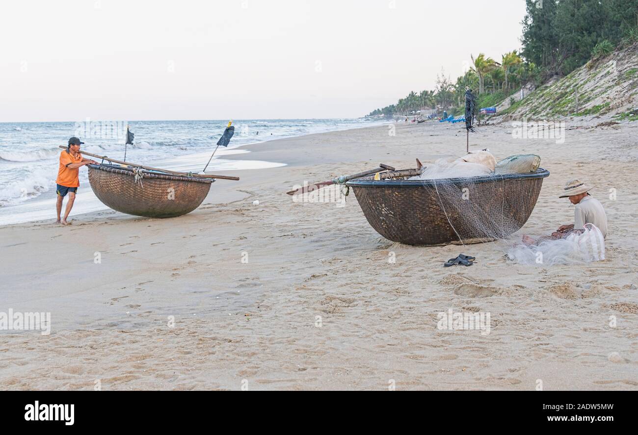 Woven bamboo coracle hoi an hi-res stock photography and images - Alamy
