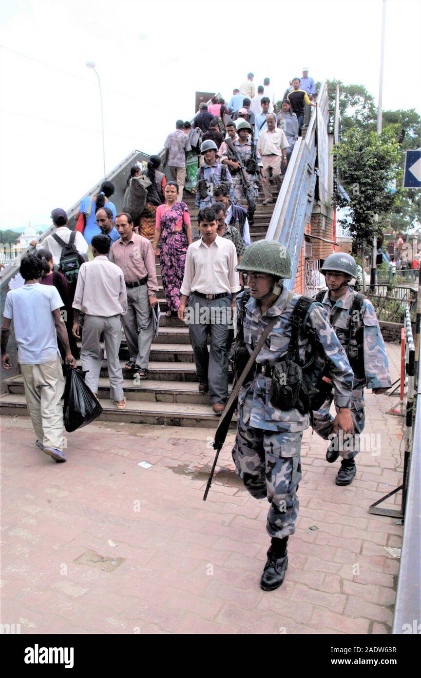 ARMED ARMY SOLDIERS PATROL THE CITY STREETS Stock Photo - Alamy