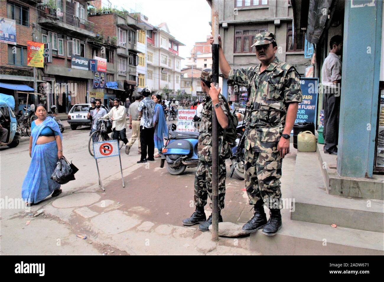 ARMED ARMY SOLDIERS PATROL THE CITY STREETS Stock Photo - Alamy