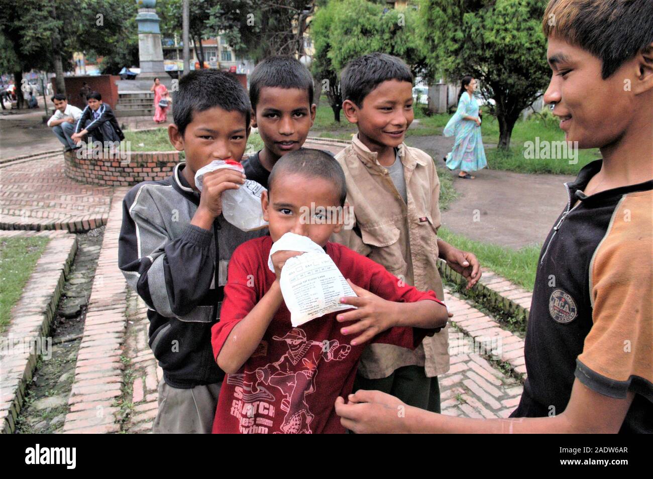 STREET KIDS SNIFFING LIQUID GLUE Stock Photo - Alamy