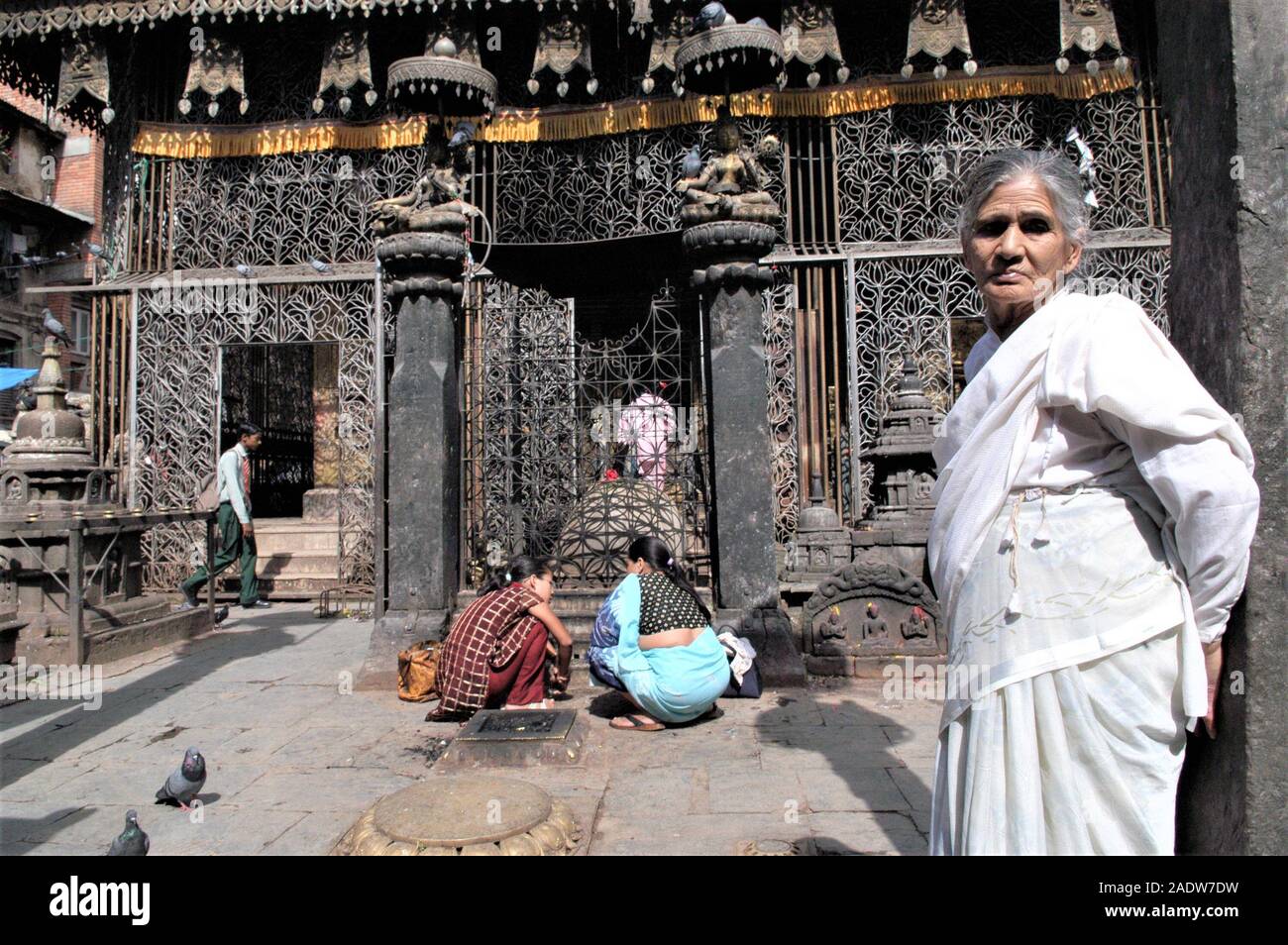 SOME WOMEN IN FRONT OF A HINDU TEMPLE Stock Photo - Alamy