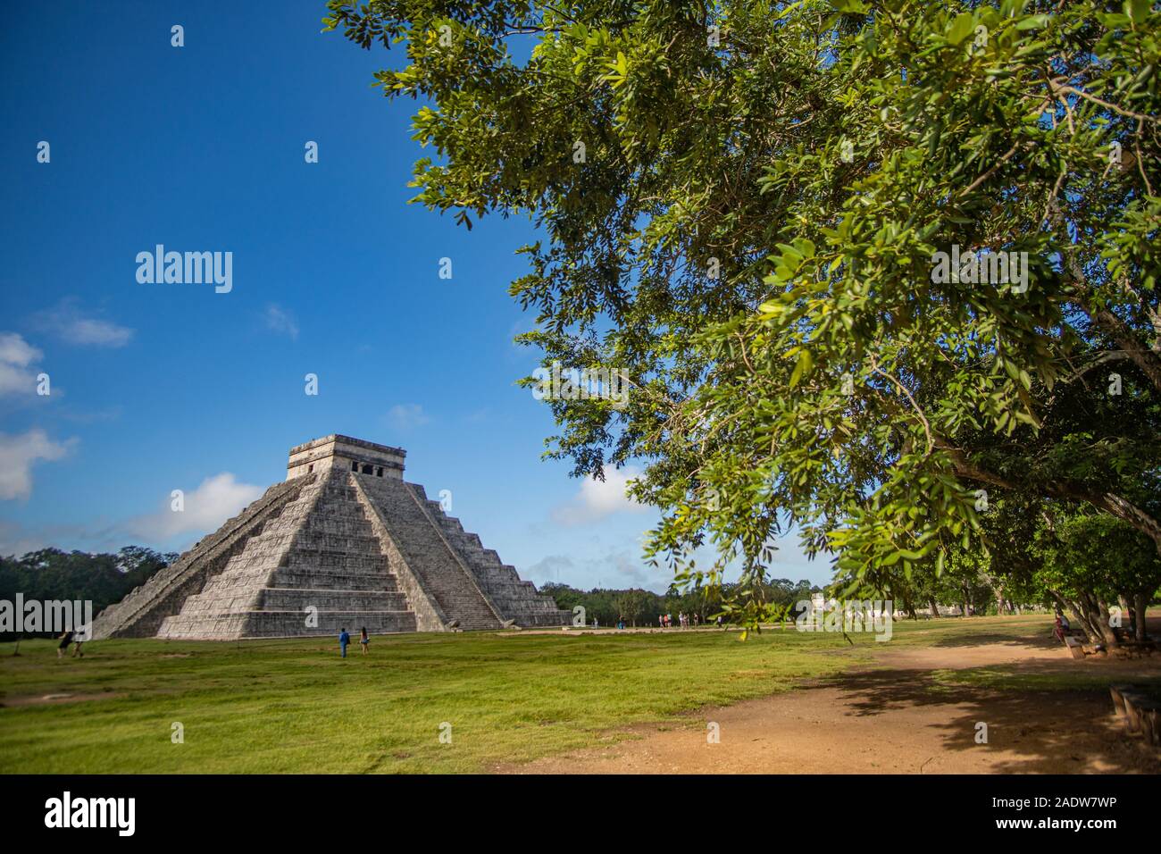 Impressive Chichen Itza Maya Pyramid called El Castillo Stock Photo - Alamy