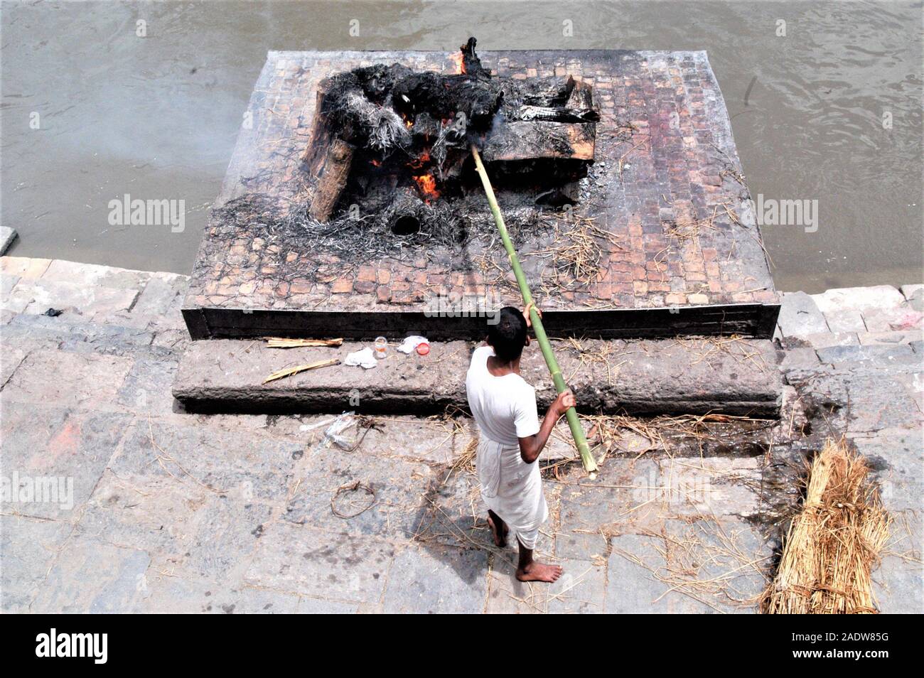 FINAL ACT OF A CREMATION OF A HUMAN BODY ON THE SACRED RIVER Stock ...