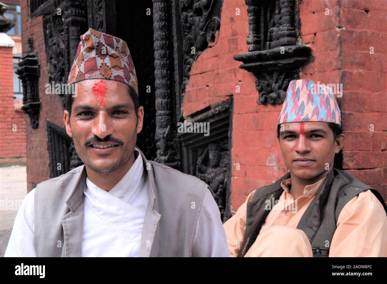 TWO YOUNG PEOPLE SITTING ON A TEMPLE STEP Stock Photo - Alamy