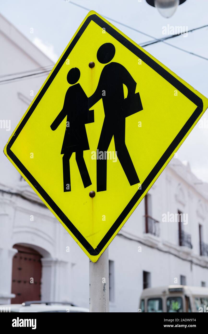 Children crossing road sign hi-res stock photography and images - Alamy