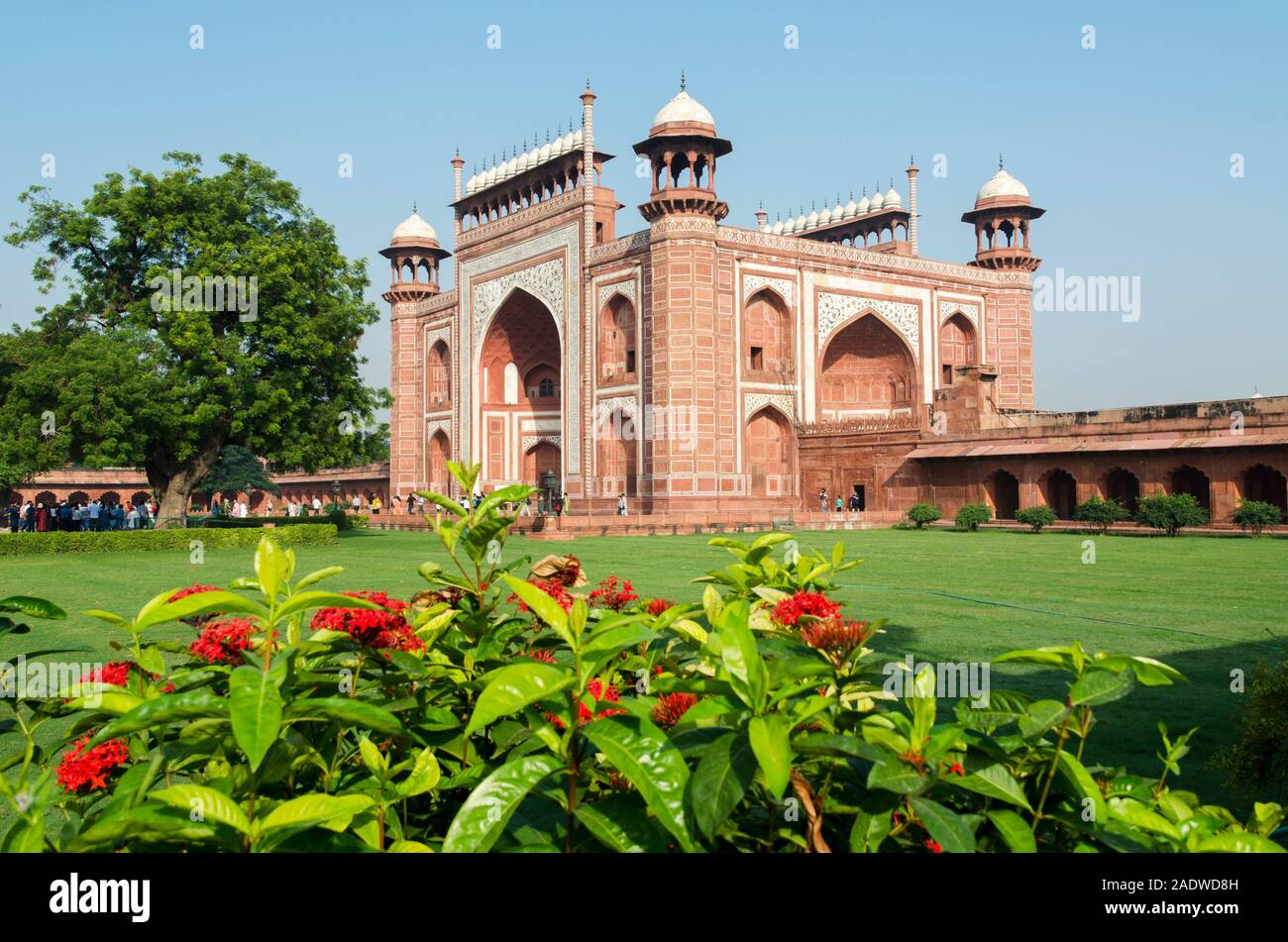 Great Gate of Taj Mahal mausoleum with flowers (Agra, India Stock Photo ...