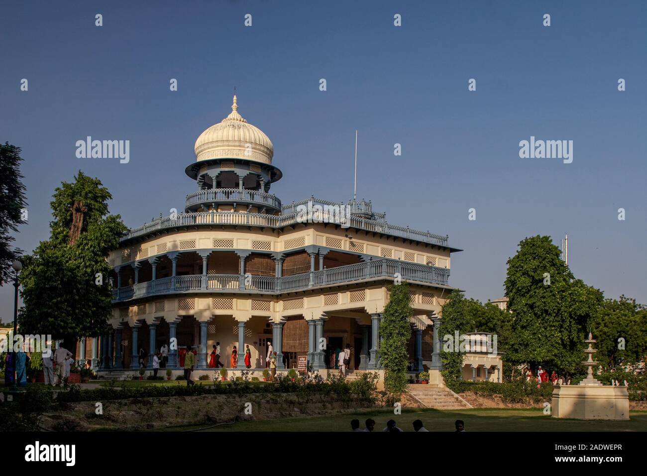 30 Sep 2005 The Anand Bhavan or Swaraj Bhavan. formerly the residence ...