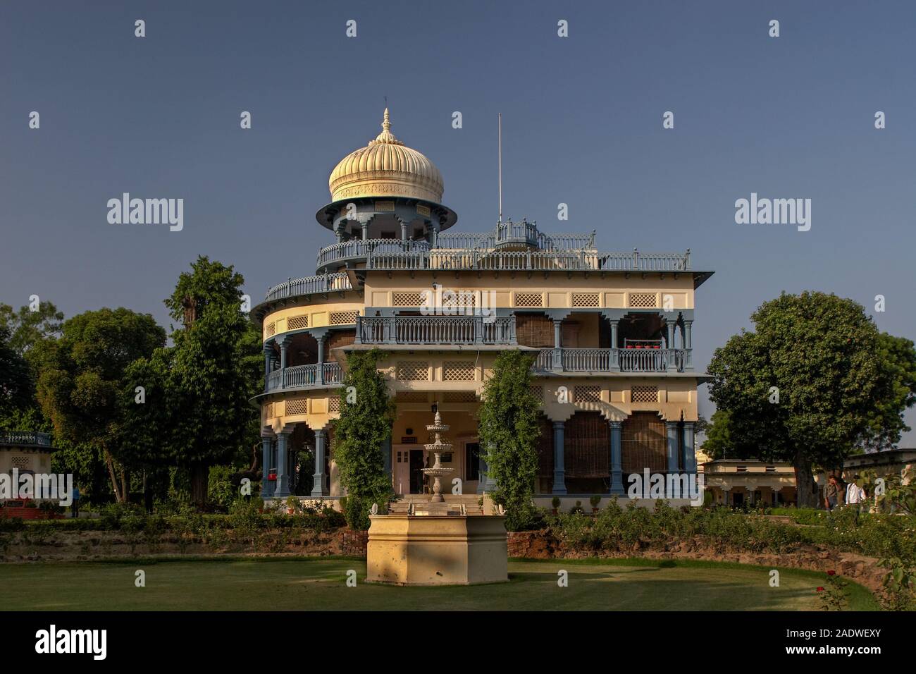 30 Sep 2005 The Anand Bhavan or Swaraj Bhavan. formerly the residence ...
