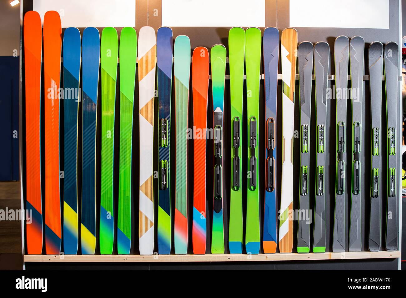 Rows of skis hi-res stock photography and images - Alamy