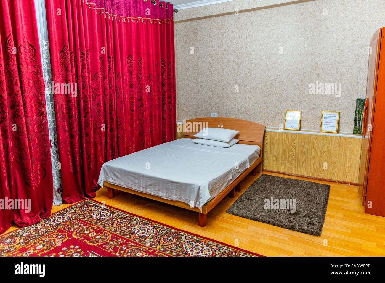 Luxury hotel bedroom dressing table hi-res stock photography and images ...