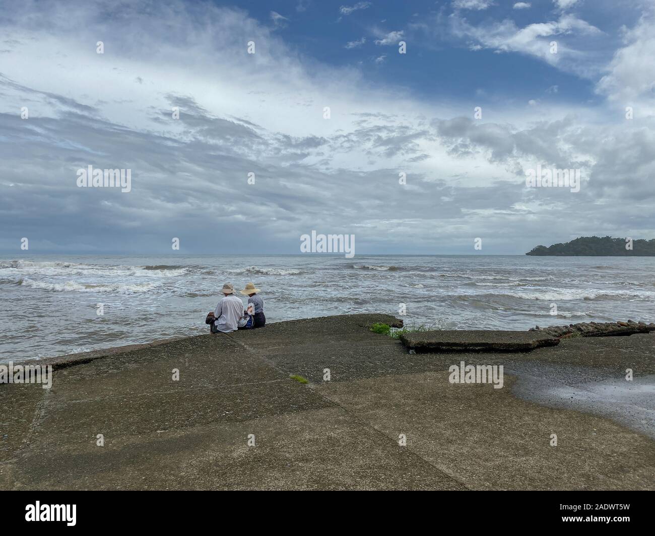 Man sitting on rock ledge hi-res stock photography and images - Alamy