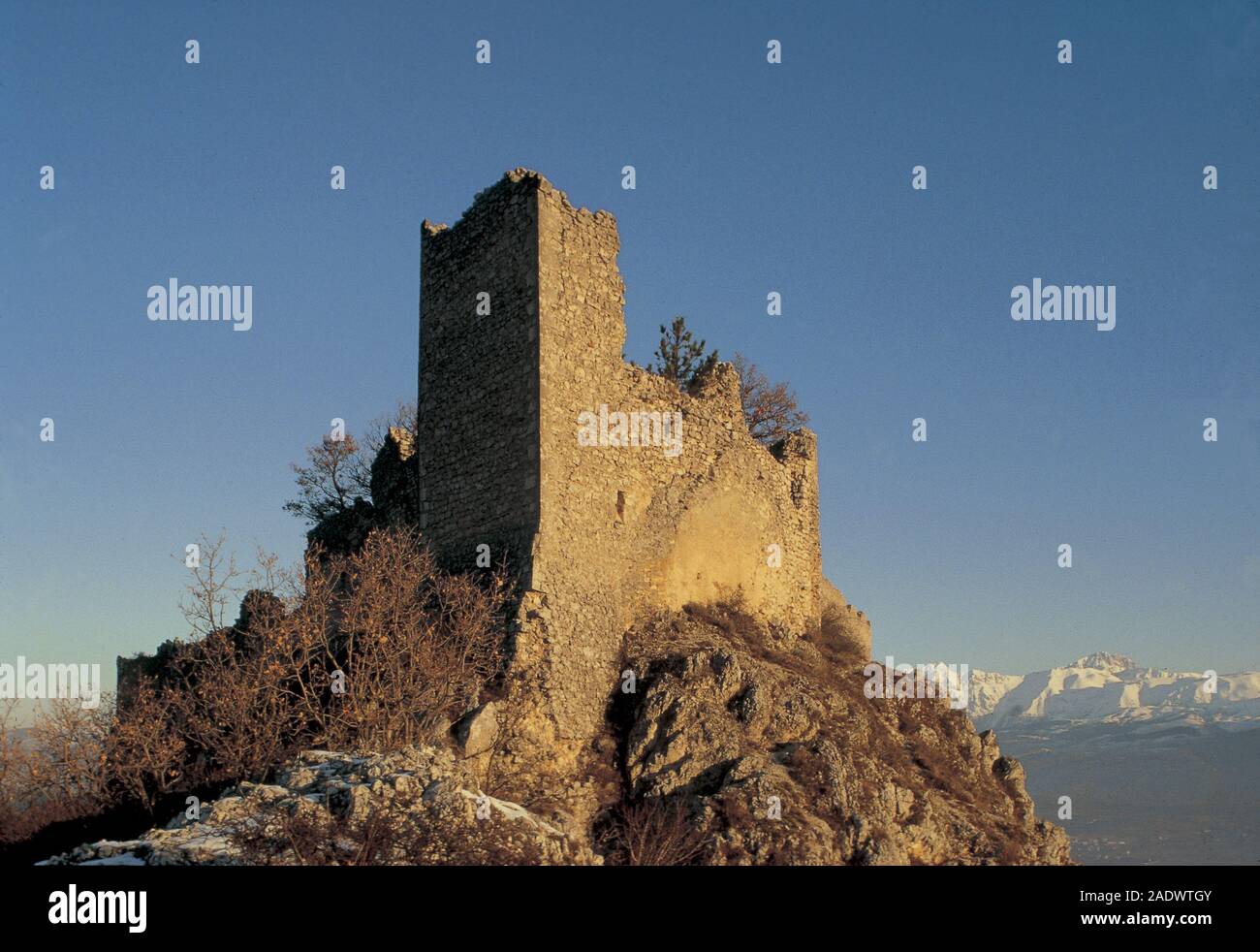 Ocre castle hi-res stock photography and images - Alamy